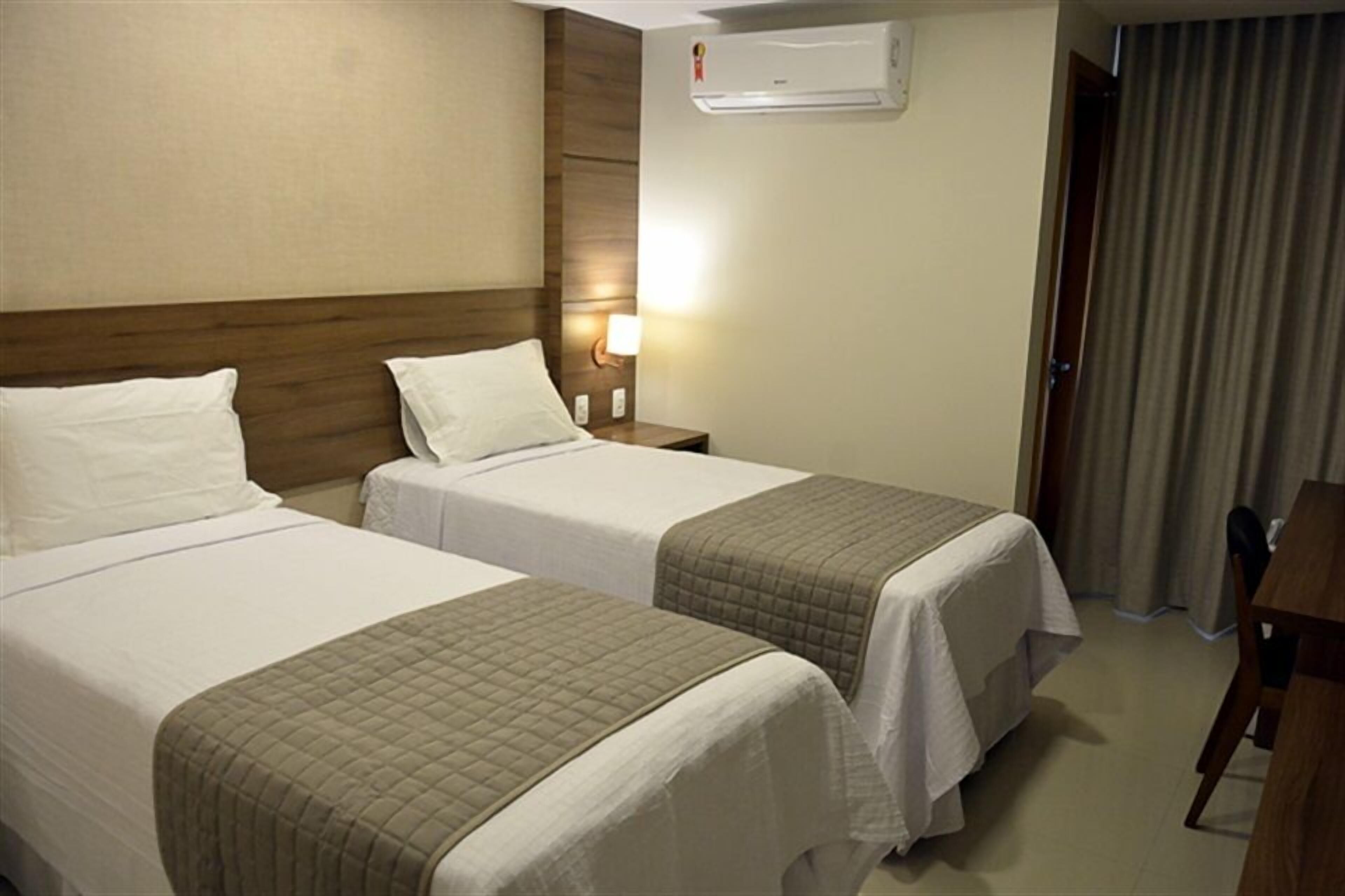 Minibar, cofre no quarto, secretária, cortinas/cortinados opacos 