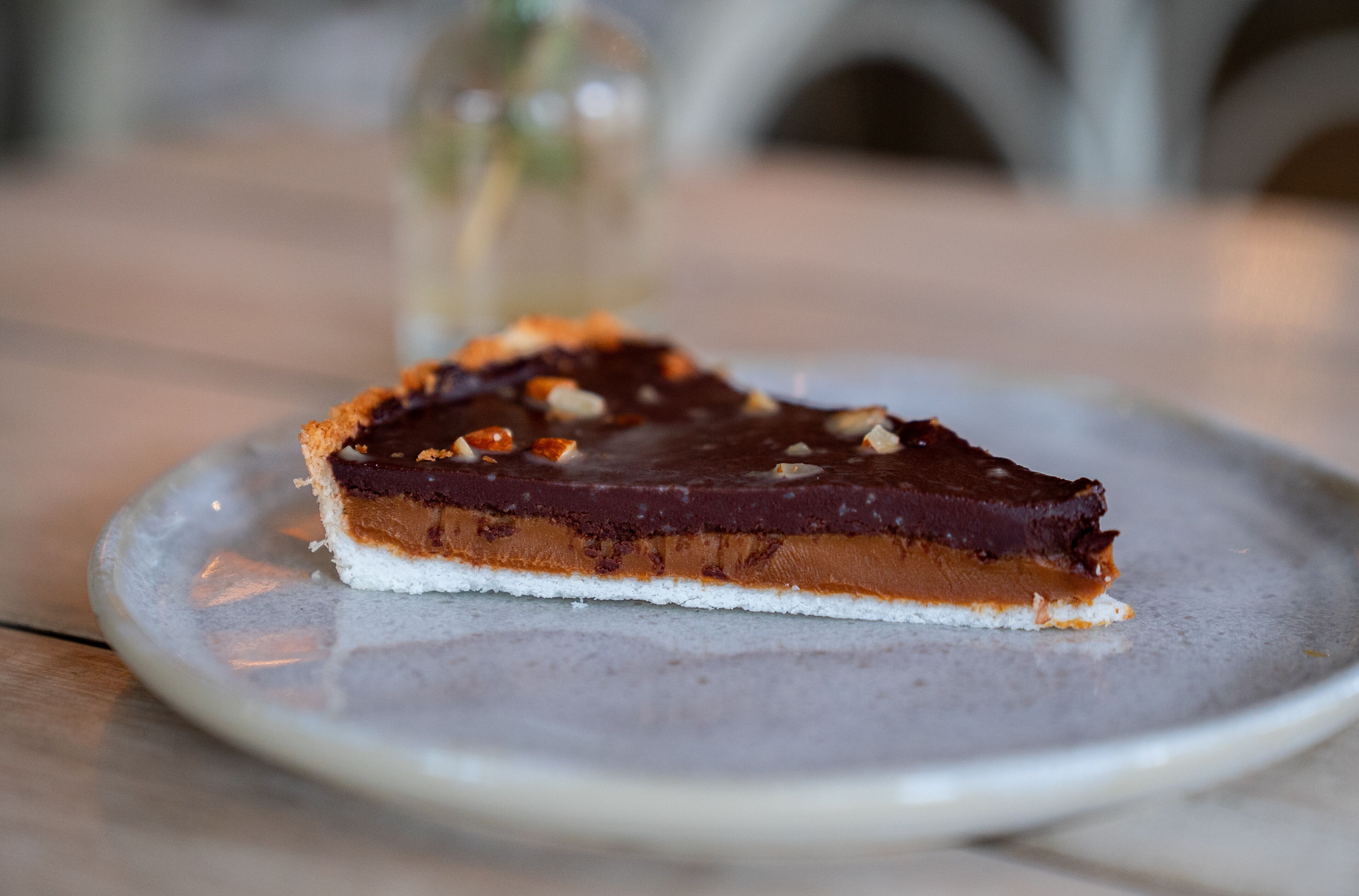 Uma fatia de torta em um prato.