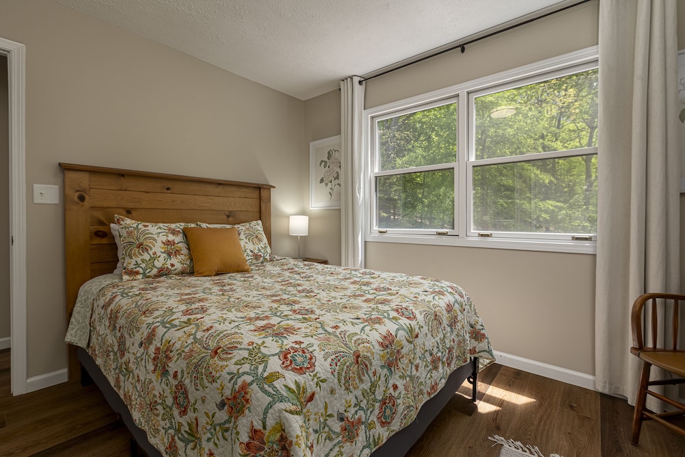 Lakefront Boho Chic 4br | Playground & Waterslide - Marion, IL