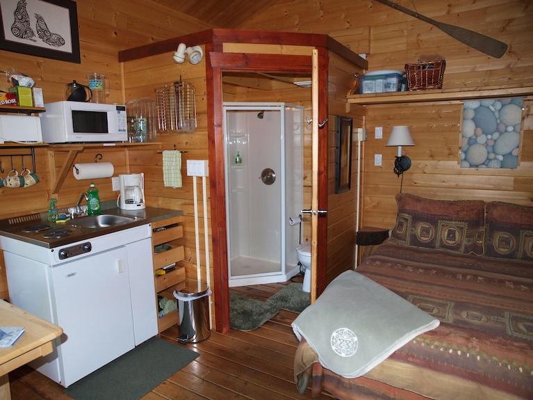 Cozy, Romantic Waterfront Cabin. Sleeps 2, Pet-friendly, Walk To All Amenities. - Vancouver Island