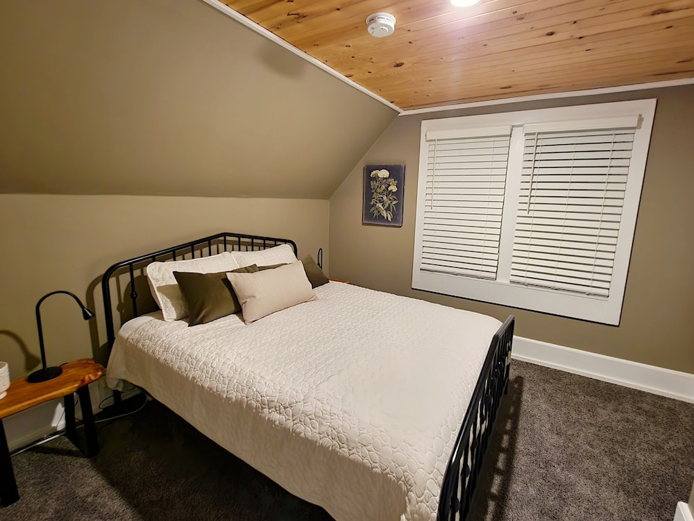 Charming Cottage! - 3 Bedrooms, 4 Beds, 2 Full Baths, 6 Adults - Two Harbors, MN