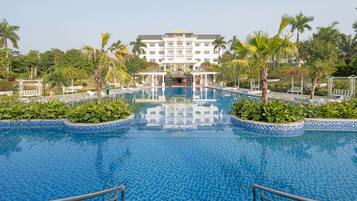 Piscina exterior, da(s) 6:00 à(s) 21:00, espreguiçadeiras