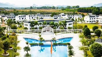 Piscina exterior, da(s) 6:00 à(s) 21:00, espreguiçadeiras