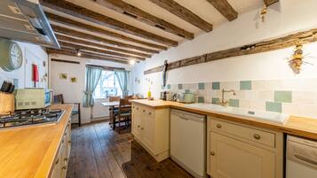 Casa de Campo Comfort | Cozinha privada | Uma cadeira de bebé