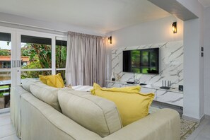 Vila clássica | Área de estar | TV de tela plana, mesa de pingue-pongue