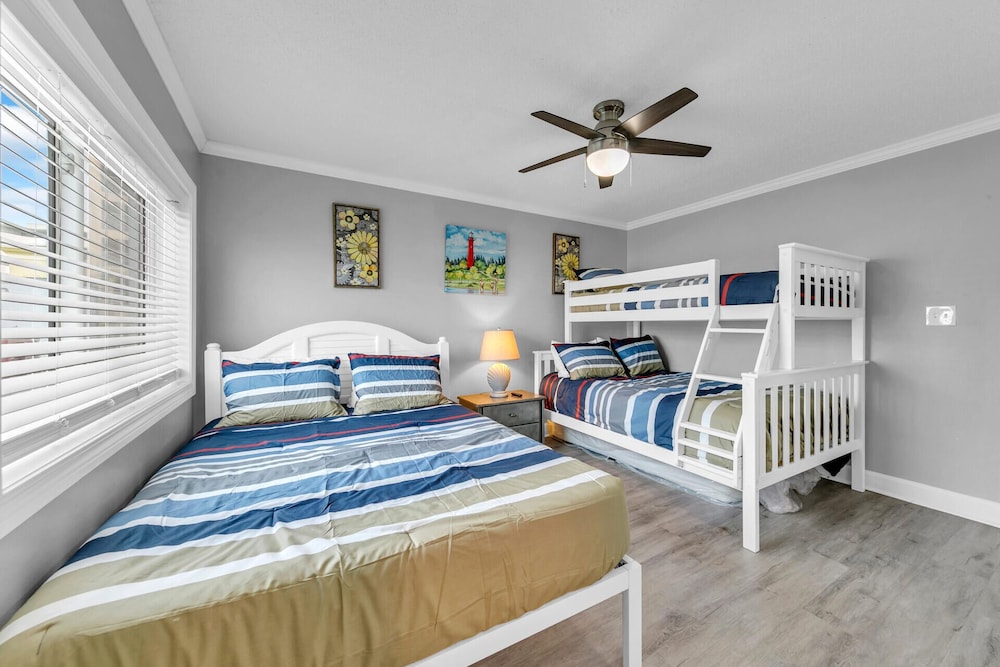 Aqua Villa 102 - Sunny Beach Front Condo - Sleeps 7 ~ Dog Friendly - Mary Esther, FL