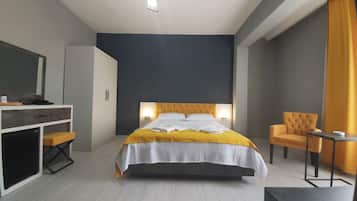 Roupas de cama premium, escrivaninha, espaço de trabalho para notebook