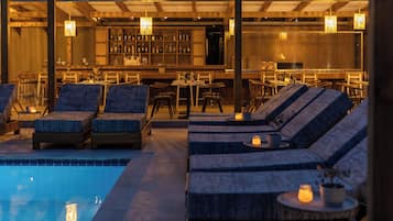 Bar à beira da piscina