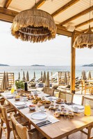Café da manhã com buffet grátis todos os dias