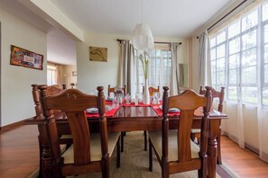 Apartamento Superior, 3 quartos, casa de banho anexa, no rés do chão | Sala de jantar