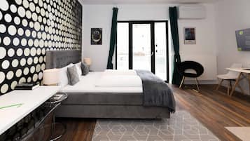 Apartamento superior (Balcony or Terrace) | 2 quartos, individualmente decorados, escrivaninha, cortinas blackout