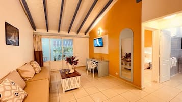 Suite Familiar | Sala de estar | Televisor de ecrã plano de 90 cm com canais digitais, televisor