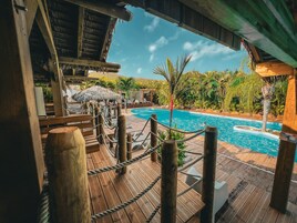 Piscina exterior, guarda-sóis, espreguiçadeiras 
