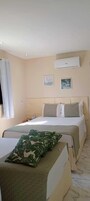 Quarto Triplo Tradicional | Minibar, com decoração personalizada, Wi-fi grátis 