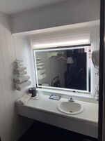 Two Queen Bed Non Smoking | Banheiro | Chuveiro/banheira combinados, secador de cabelo, toalhas de banho
