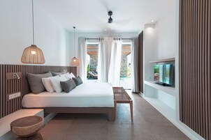 Superior Double Room with Pool View | Cofre no quarto, com decoração personalizada 