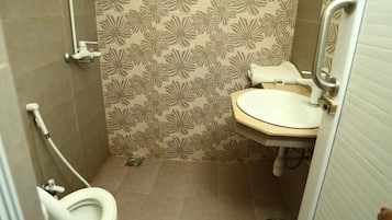 Quarto Duplo ou Twin Deluxe | Casa de banho | Um polibã, artigos de higiene pessoal grátis, toalhas fornecidas