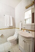 Um polibã, um secador de cabelo (mediante pedido), toalhas fornecidas 