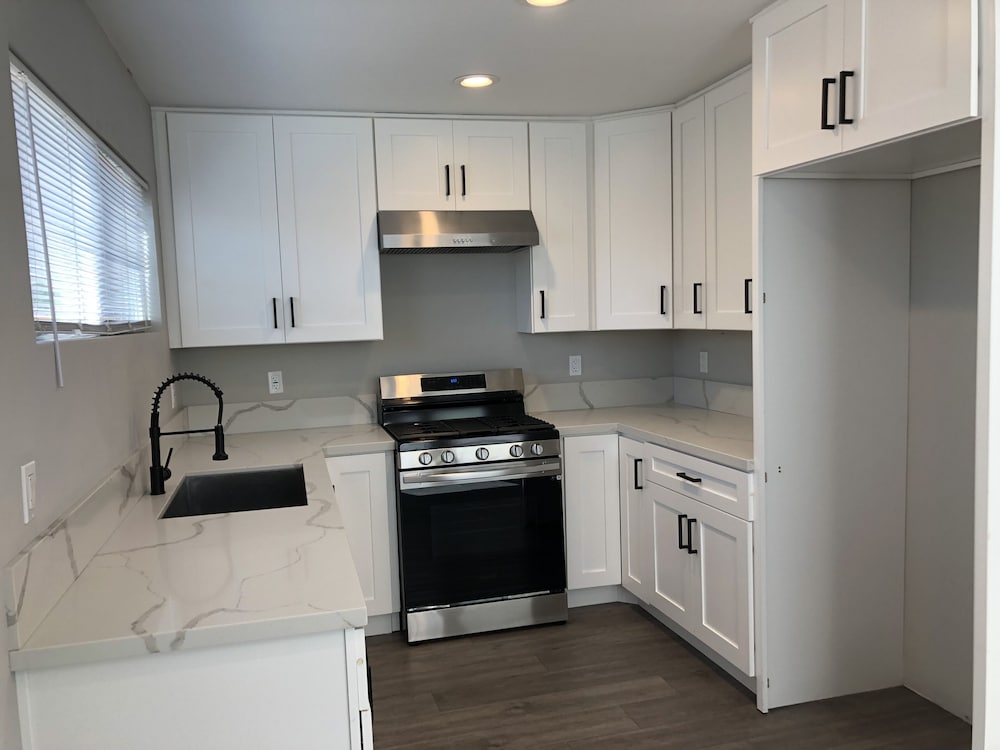 $2,295 - 2 Bedroom 1 Bathroom House In Inglewood With Great Amenities - Redondo Beach, CA