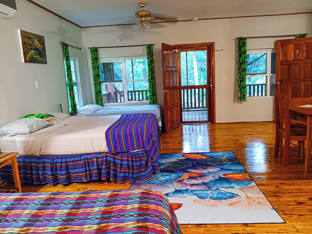 Peaceful Family Cottage W/ Ac, 3 Beds- Car Rental, Restaurant & Private Pickup - Belize