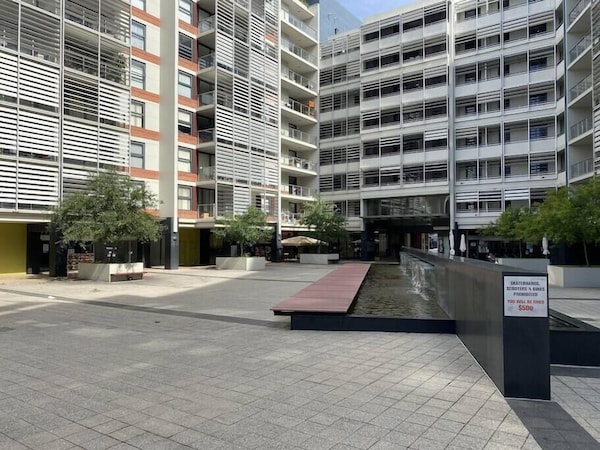 Spacious 1 Bdm Apt W\/ Pool, Gym & Internal Parking - Kensington