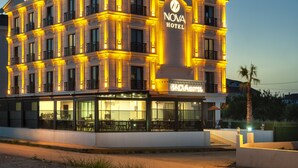Um hotel de vários andares com uma placa grande e chamativa que diz