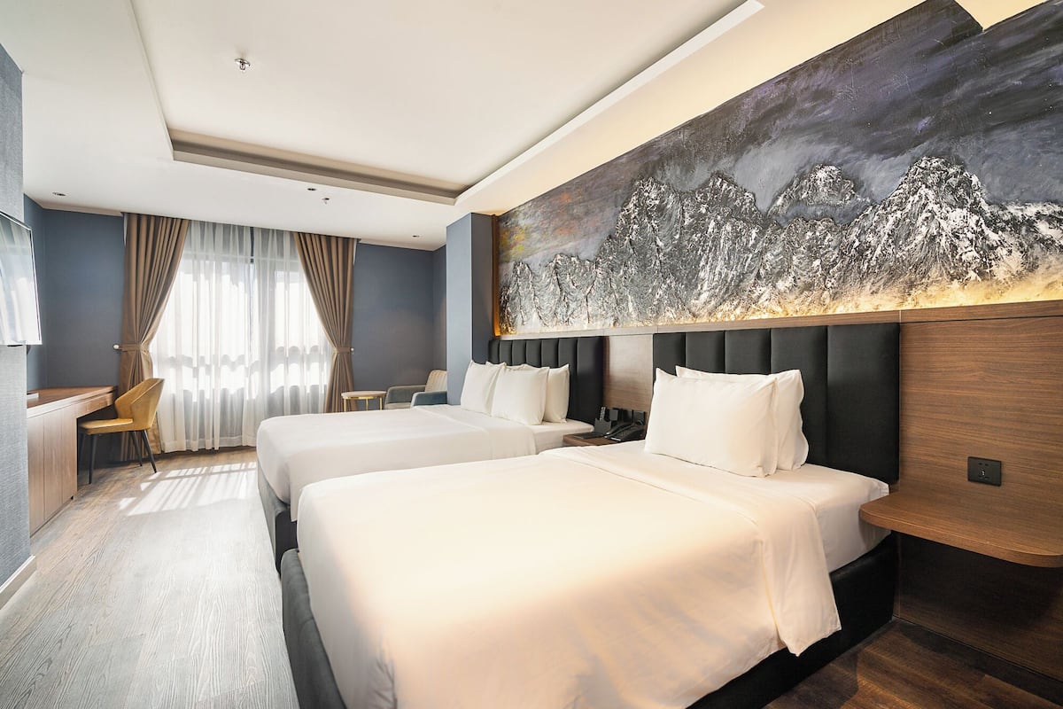 Quarto Triplo Premier, banheira, Vista para a cidade | Roupa hipoalergénica, camas de colchão viscoelástico, minibar
