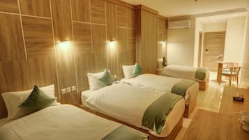 Quarto Quádruplo Standard | Minibar, cofre no quarto, secretária