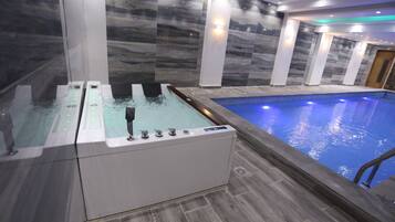 Banheira de hidromassagem interior