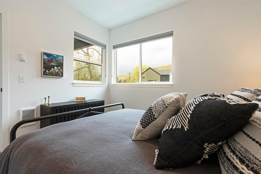 Modern Upper Level 2 Story Loft - Walk To Downtown Missoula - Missoula, MT