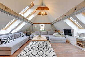 Apartamento Deluxe | Sala de estar | TV de ecrã plano