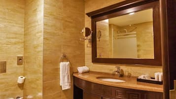Quarto Duplo Standard | Casa de banho | Um chuveiro fixo, artigos de higiene ecológicos, um secador de cabelo