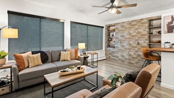 Estúdio | Sala de estar | Televisor de 32 polegadas com canais por cabo, Netflix