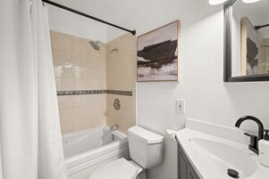 Estúdio | Casa de banho | Uma combinação polibã/banheira, artigos de higiene pessoal grátis