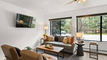 Estúdio | Sala de estar | Televisor de 32 polegadas com canais por cabo, Netflix