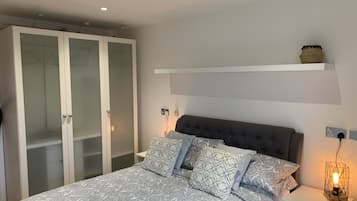 Apartamento, 1 cama queen-size e sofá-cama | 1 quarto, ferro/tábua de engomar, Wi-fi grátis, roupa de cama fornecida