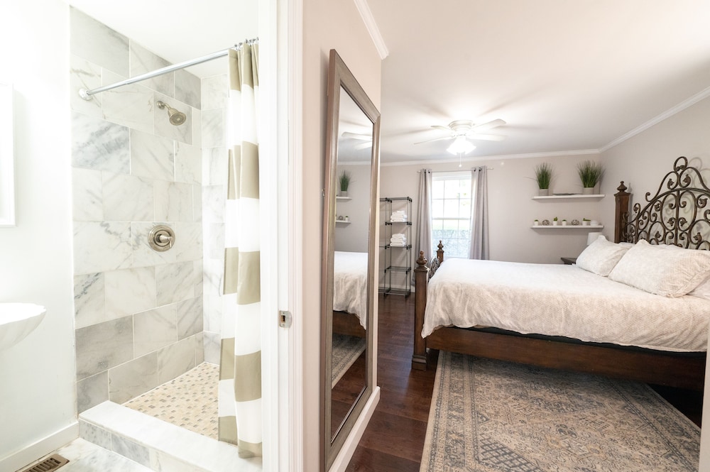 Walk Everywhere In North Chat! -Views- 2 King Beds - Signal Mountain, TN