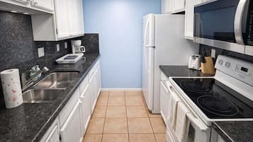 Casa, 3 quartos | Cozinha privada | Um frigorífico, um forno, uma cafeteira/bule, uma torradeira