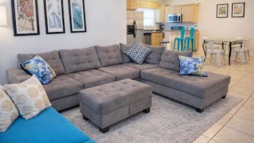 Apartamento, 2 quartos | Sala de estar | Televisor