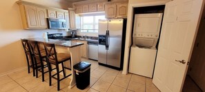Apartamento em Condomínio Fechado, 2 quartos | Cozinha privada | Um frigorífico, uma cafeteira/bule, utensílios de cozinha