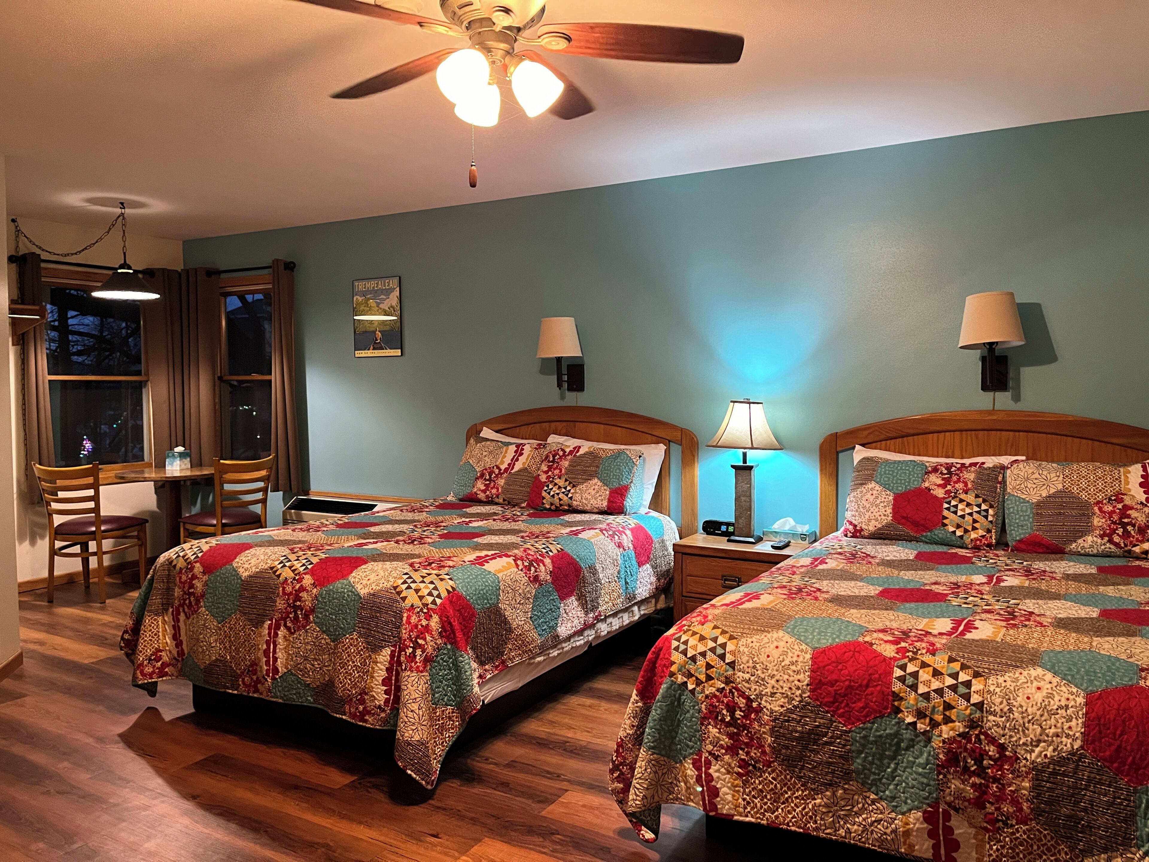 Quarto Duplo Tradicional, 2 camas queen-size | Quartos insonorizados, ferro/tábua de engomar, Wi-fi grátis 