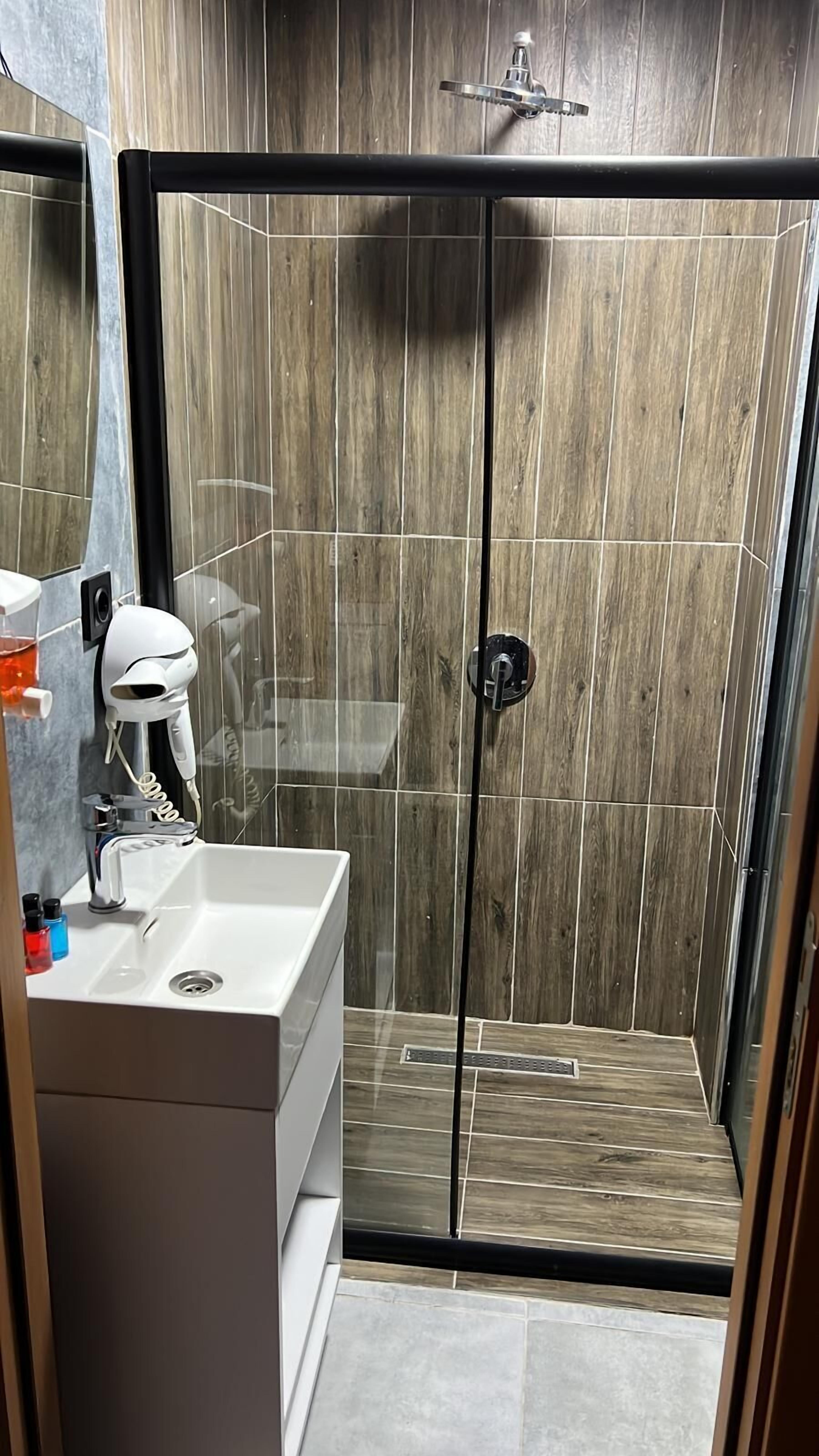 Quarto Duplo Standard | Casa de banho | Um polibã, um secador de cabelo, chinelos, toalhas fornecidas 