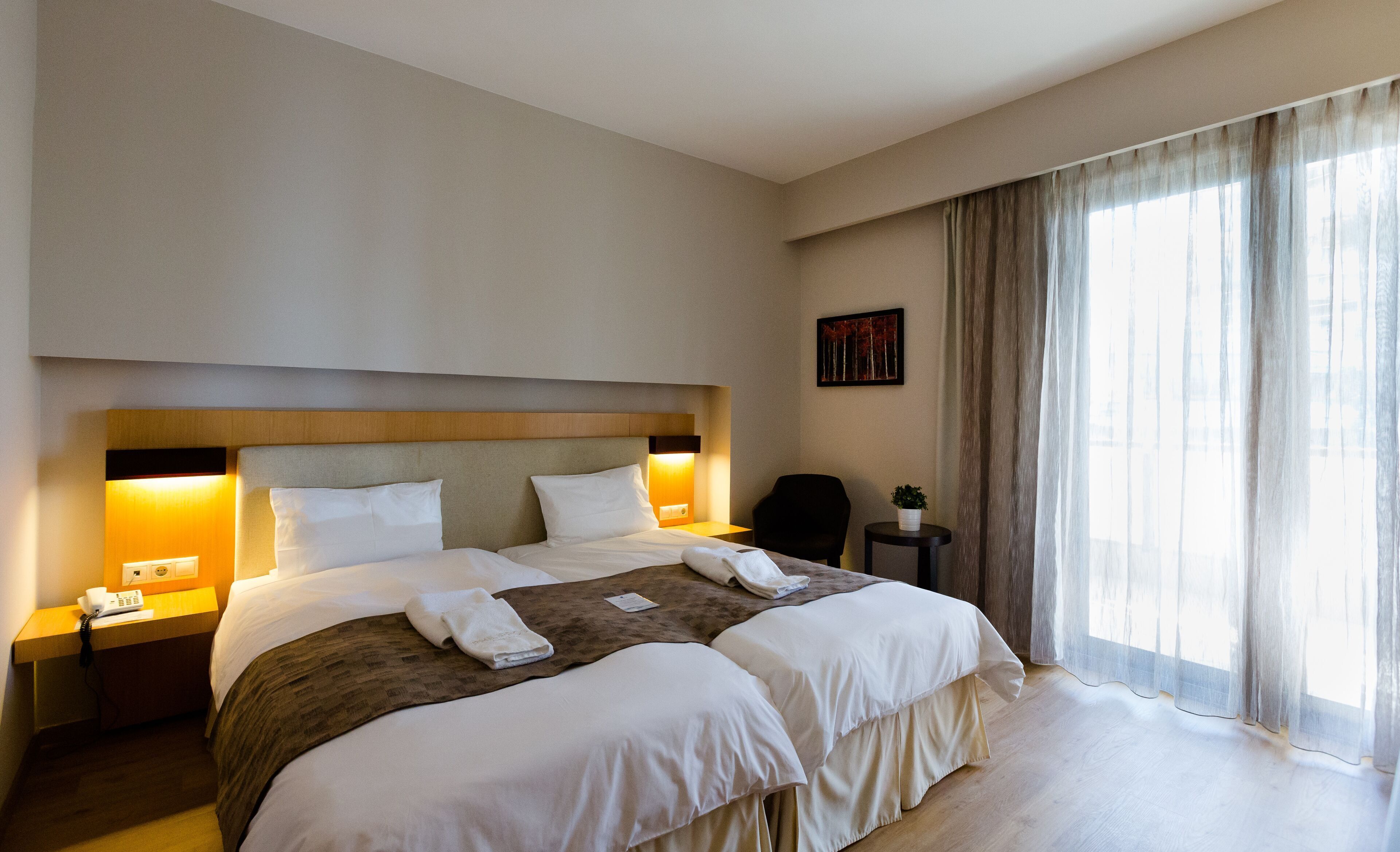 Roupas de cama premium, edredons de pluma, frigobar, cofres nos quartos