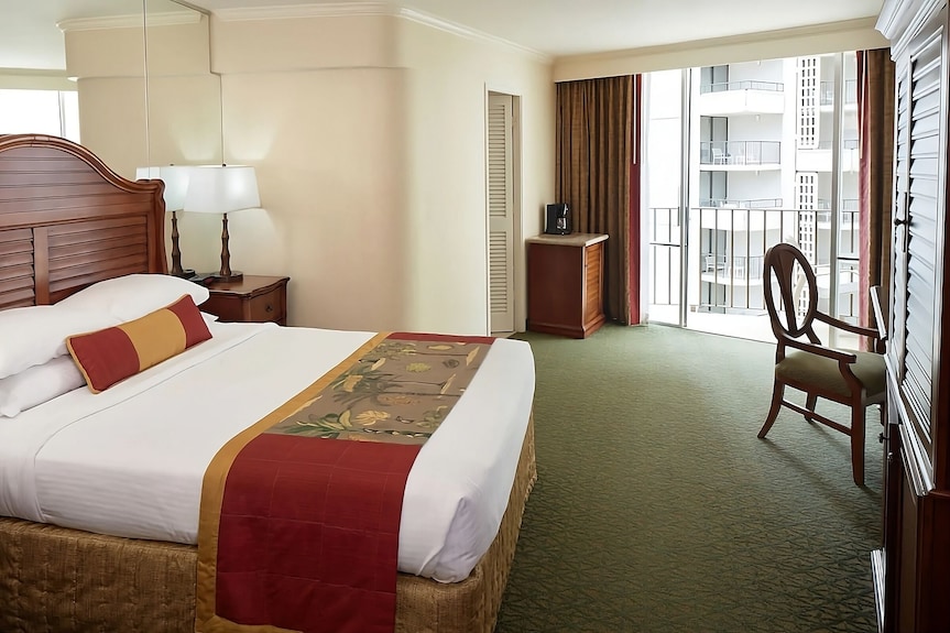 On Beautiful Waikiki Beach! Pool, Spa, 3 On-site Restaurants, Water Activities - O‘ahu, HI