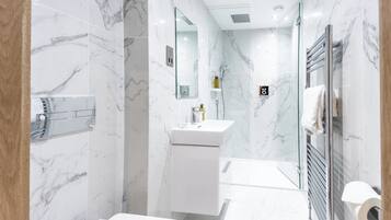 Apartamento Superior | Casa de banho | Um polibã, um chuveiro fixo, artigos de higiene pessoal grátis