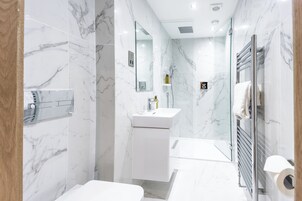 Apartamento superior | Banheiro | Chuveiro, chuveiro com efeito de chuva, produtos de toalete grátis 