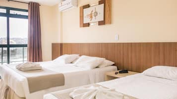 Quarto triplo luxo | Cofres nos quartos, espaço de trabalho para notebook, cortinas blackout