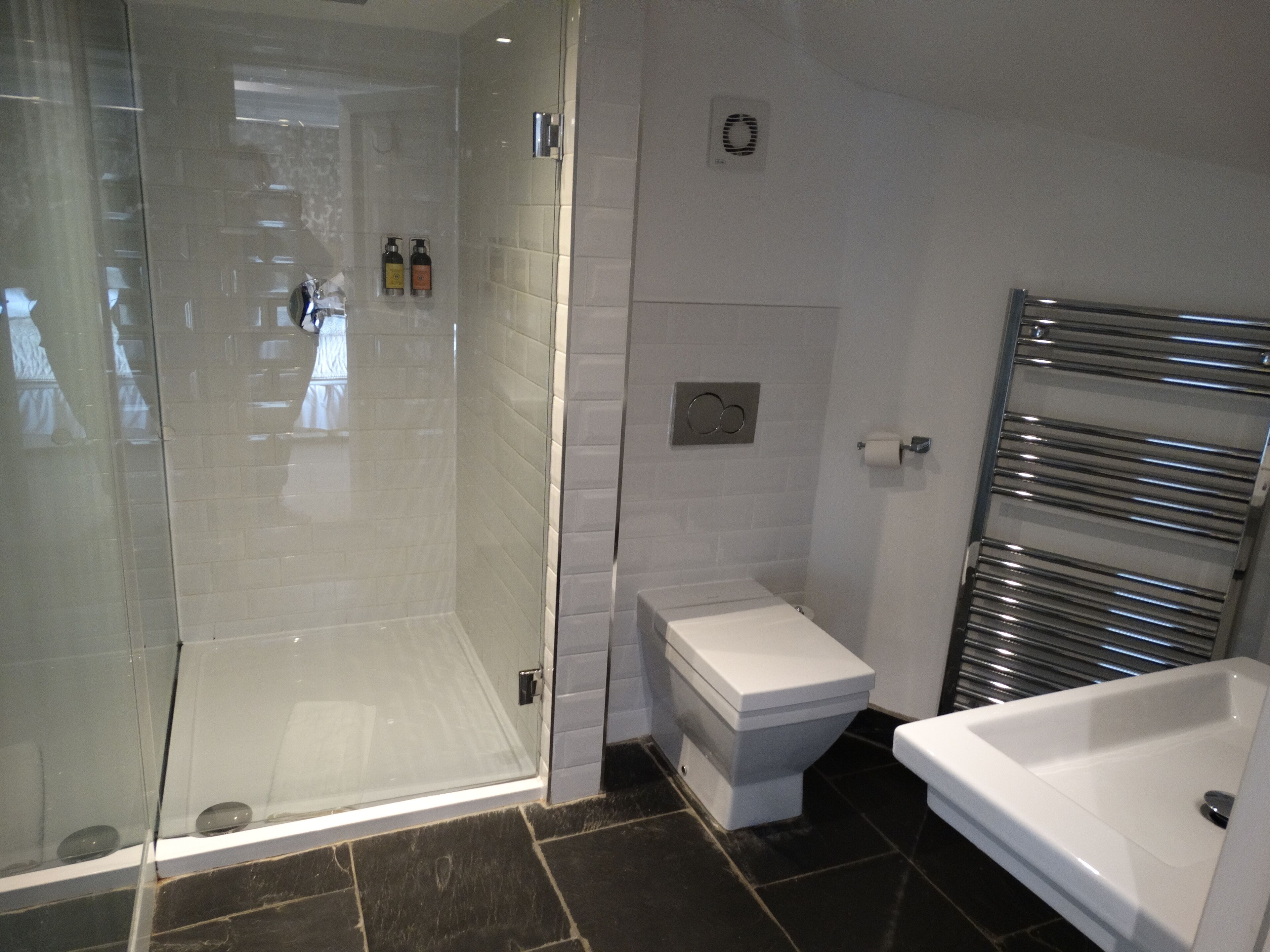 Um polibã, artigos de higiene pessoal grátis, um secador de cabelo 