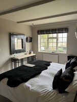 Quarto casal superior | Individualmente decorados, ferros/tábuas de passar roupa