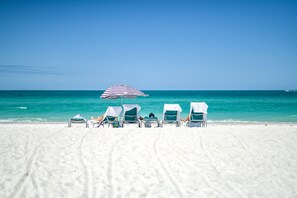 Uma praia privada, praia de areia branca, toldos de praia (sobretaxa) 